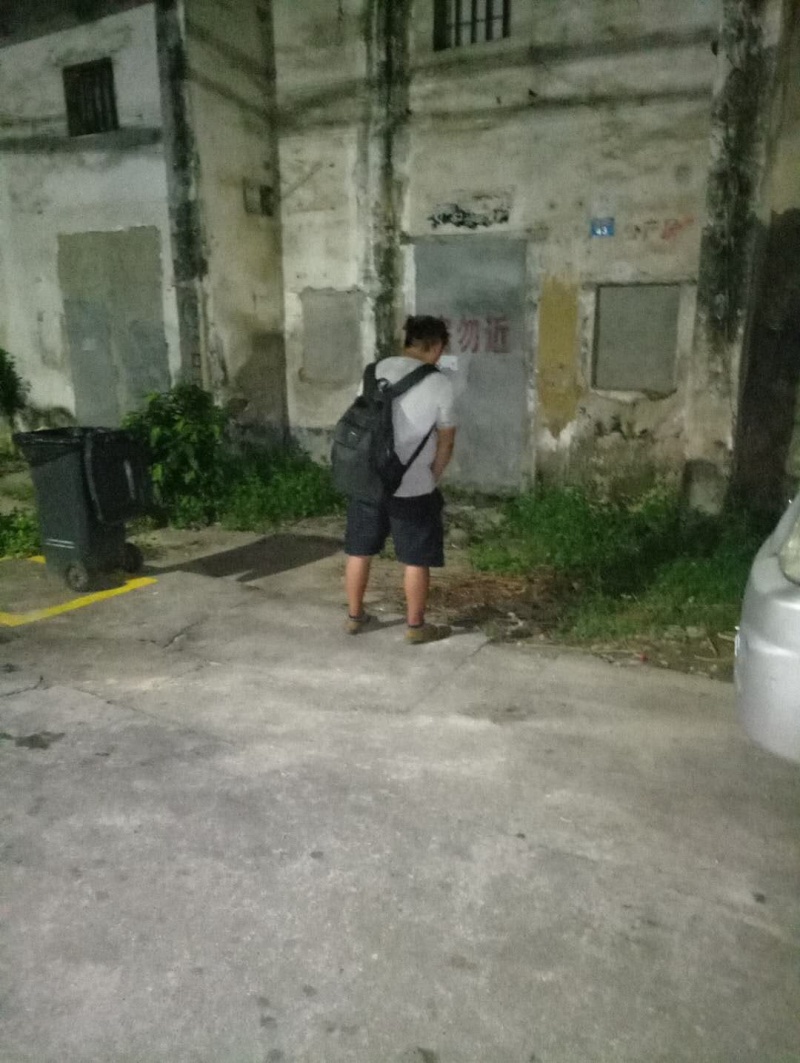 曝光一个经常在路边撒尿的男人,而他旁边就是厕所报料民声汇奥一报料南都报系综合报料平台